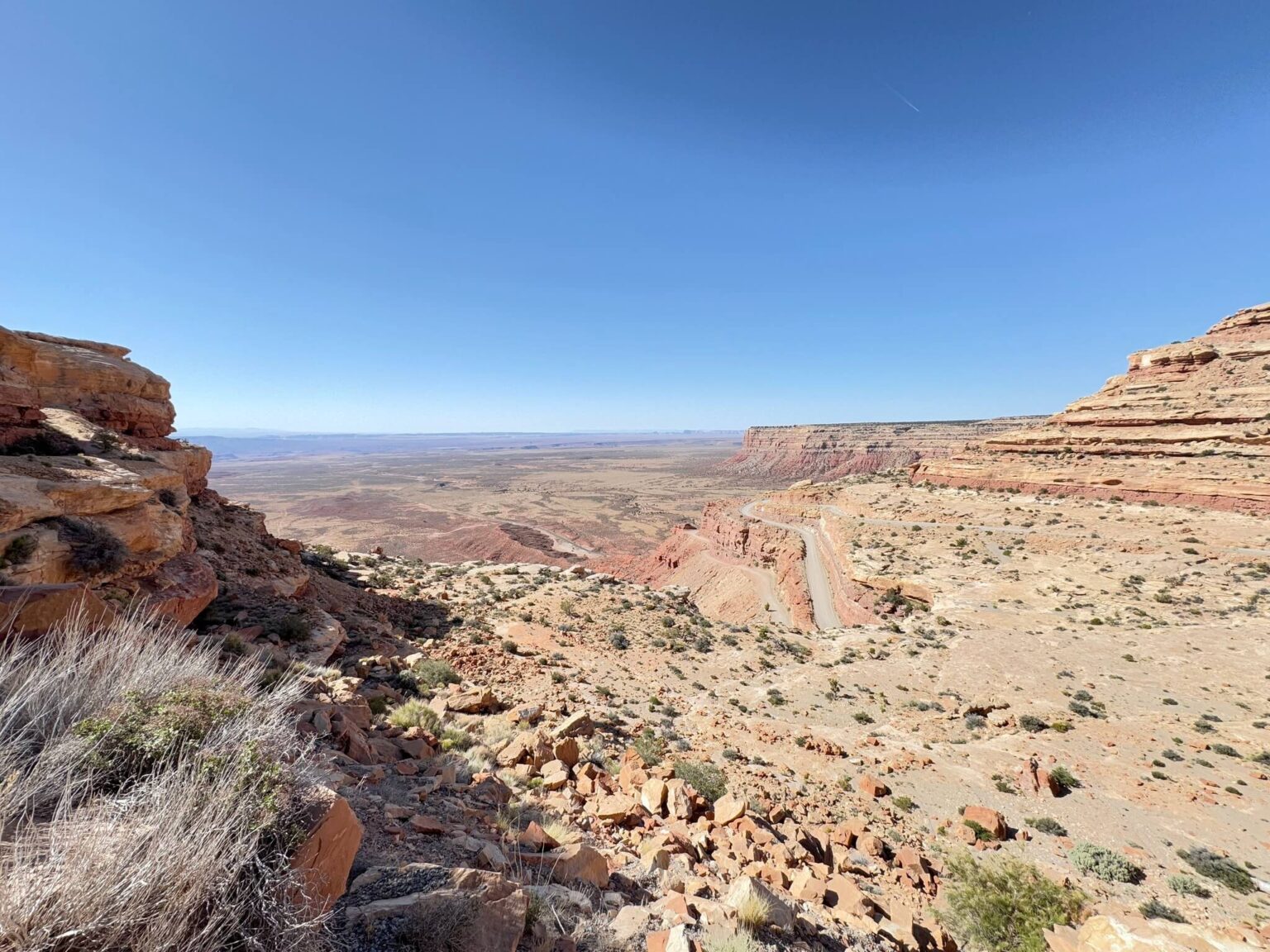 Moki Dugway Utah: Guide to Scenic Cliffside Switchbacks