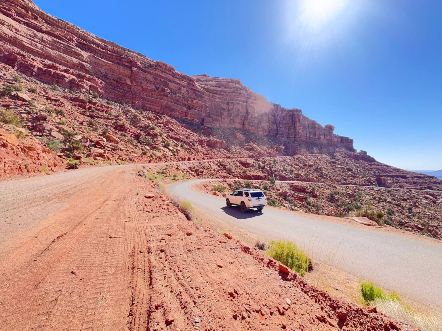 Moki Dugway Utah: Guide to Scenic Cliffside Switchbacks
